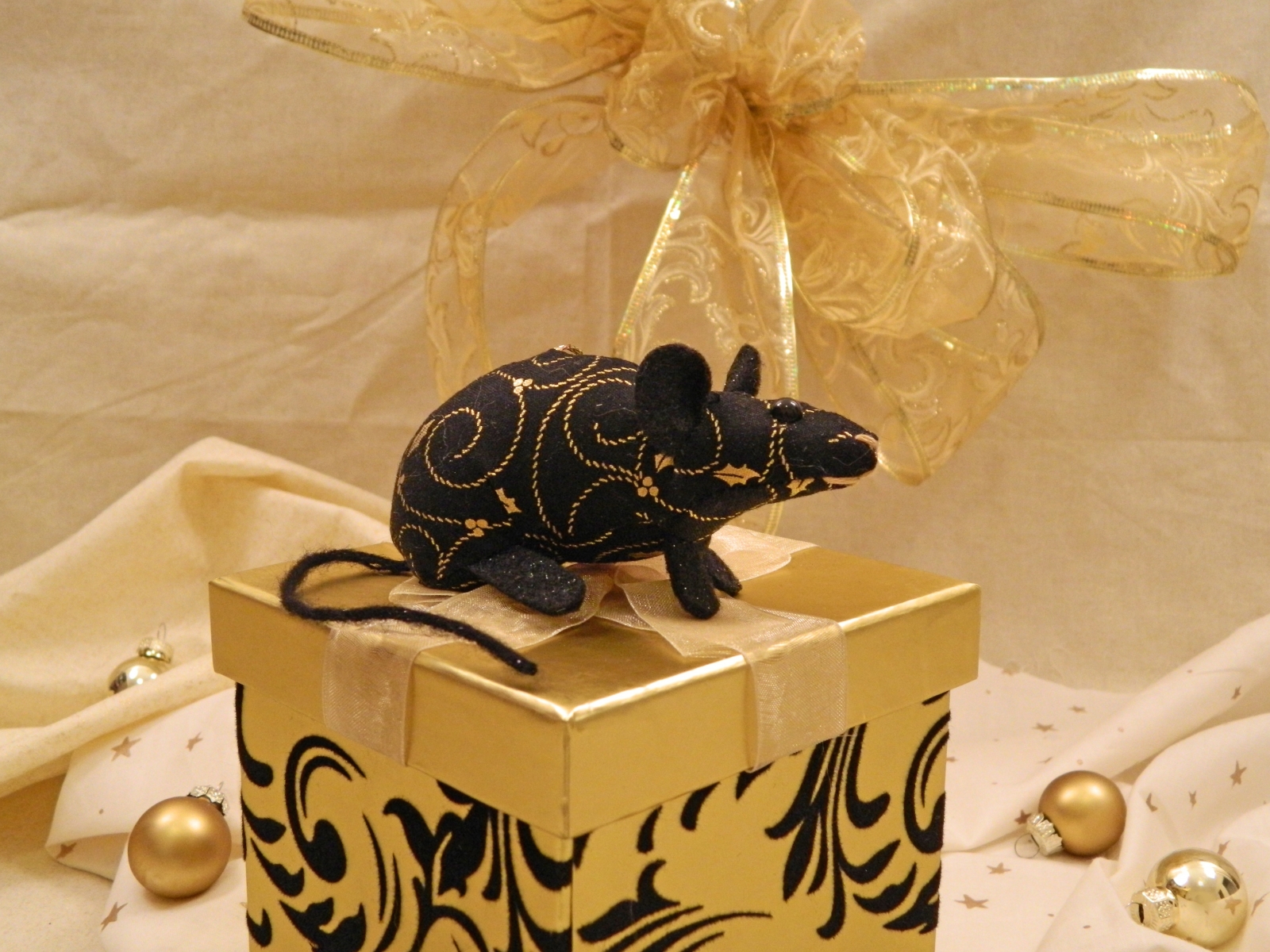 Black with Gold Vines Mouse/Rat Ornament | Citrine Mouse