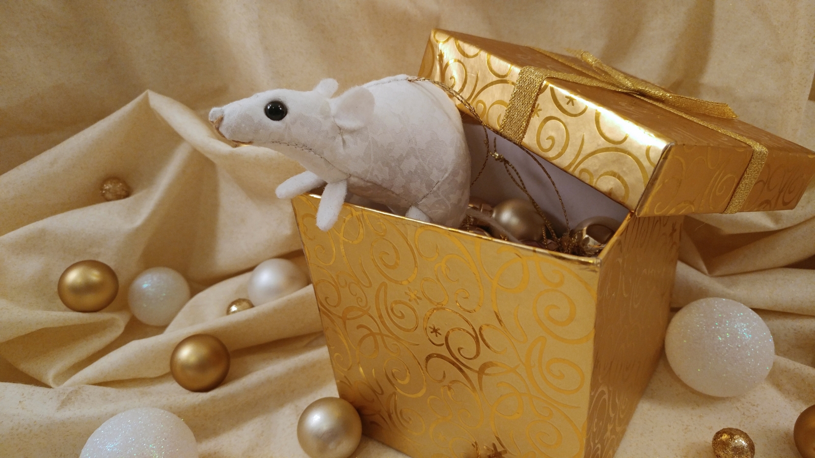 White Holly Mouse/Rat Ornament (Gold) | Citrine Mouse