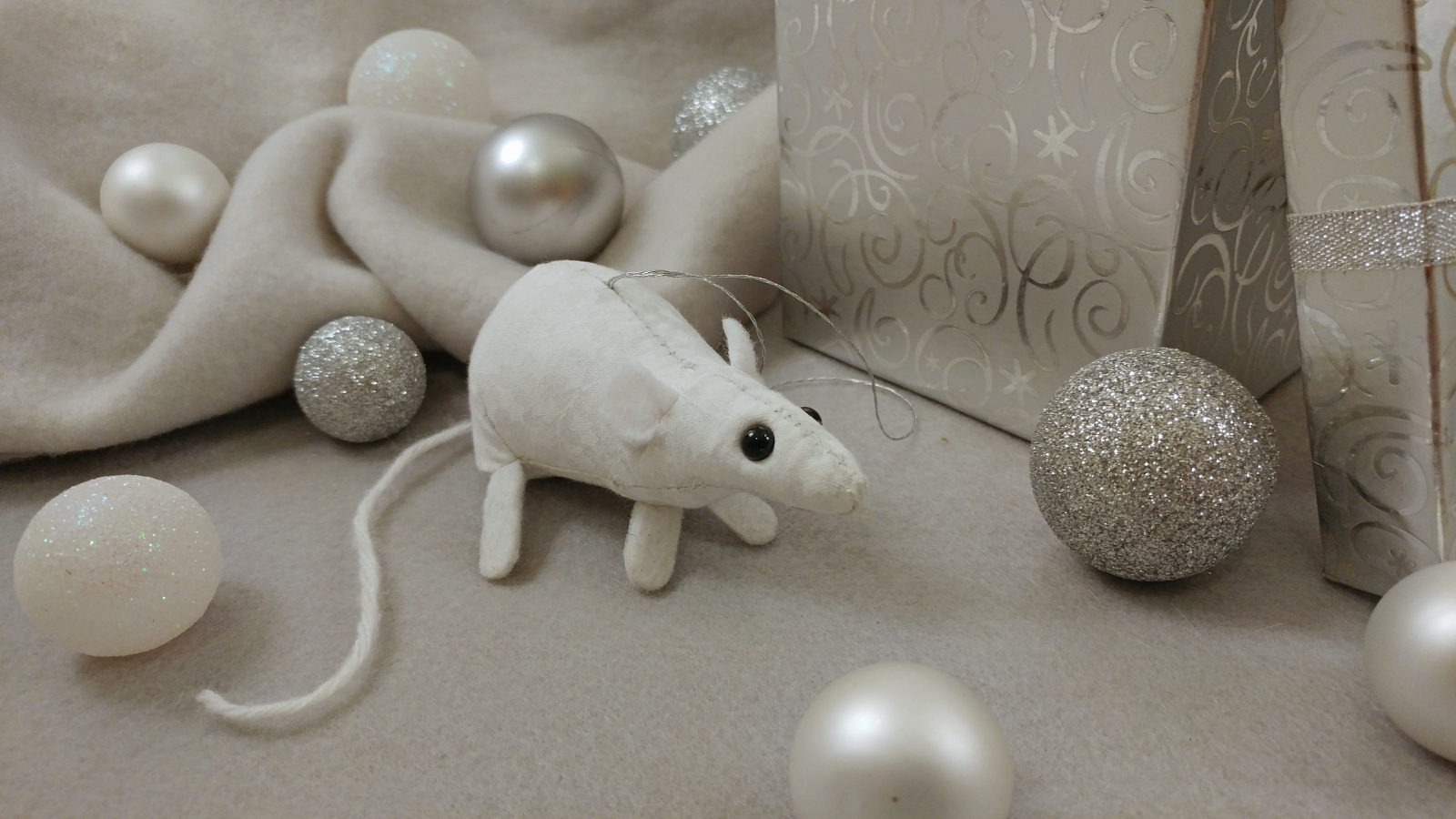 White Holly Mouse/Rat Ornament (Silver) | Citrine Mouse